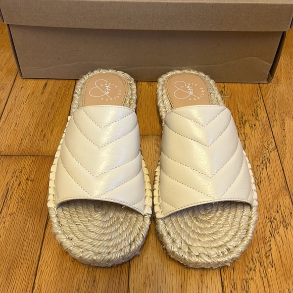 Oasis Society | Shoes | Oasis Society Beige Cream Sliders Sz 6 | Poshmark